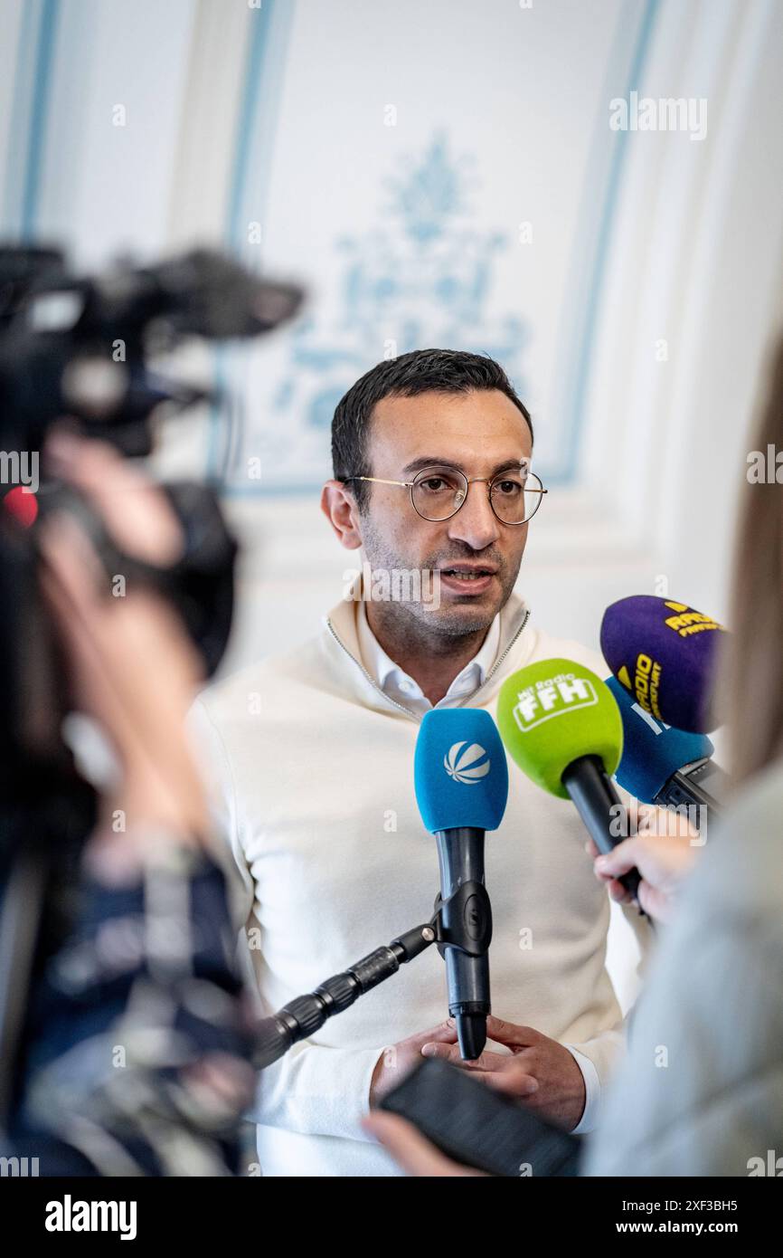 Frankfurts Oberbuergermeister Mike Josef SPD bei einer Pressekonferenz ...