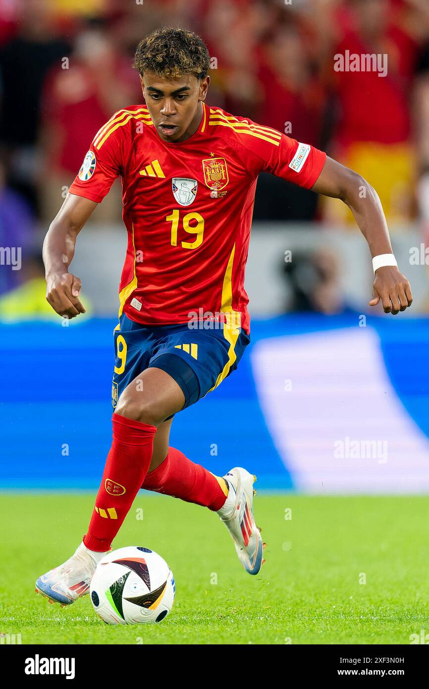 KÖLN, DEUTSCHLAND - JUNI 30: Lamine Yamal aus Spanien spielt mit dem ...