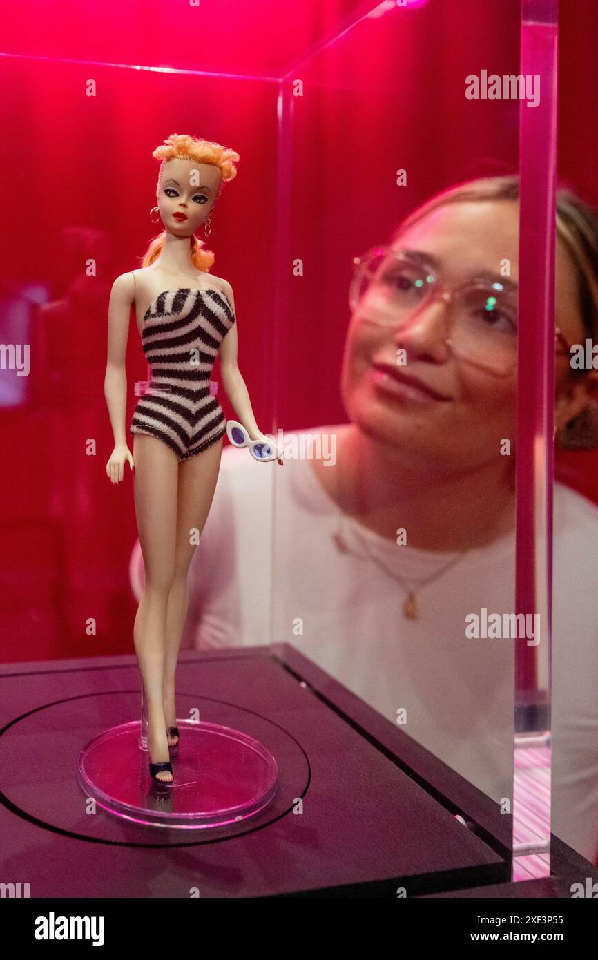 London, Großbritannien. 1. Juli 2024. Ein Mitarbeiter mit „Number 1 Barbie“, 1959, dem ersten ...