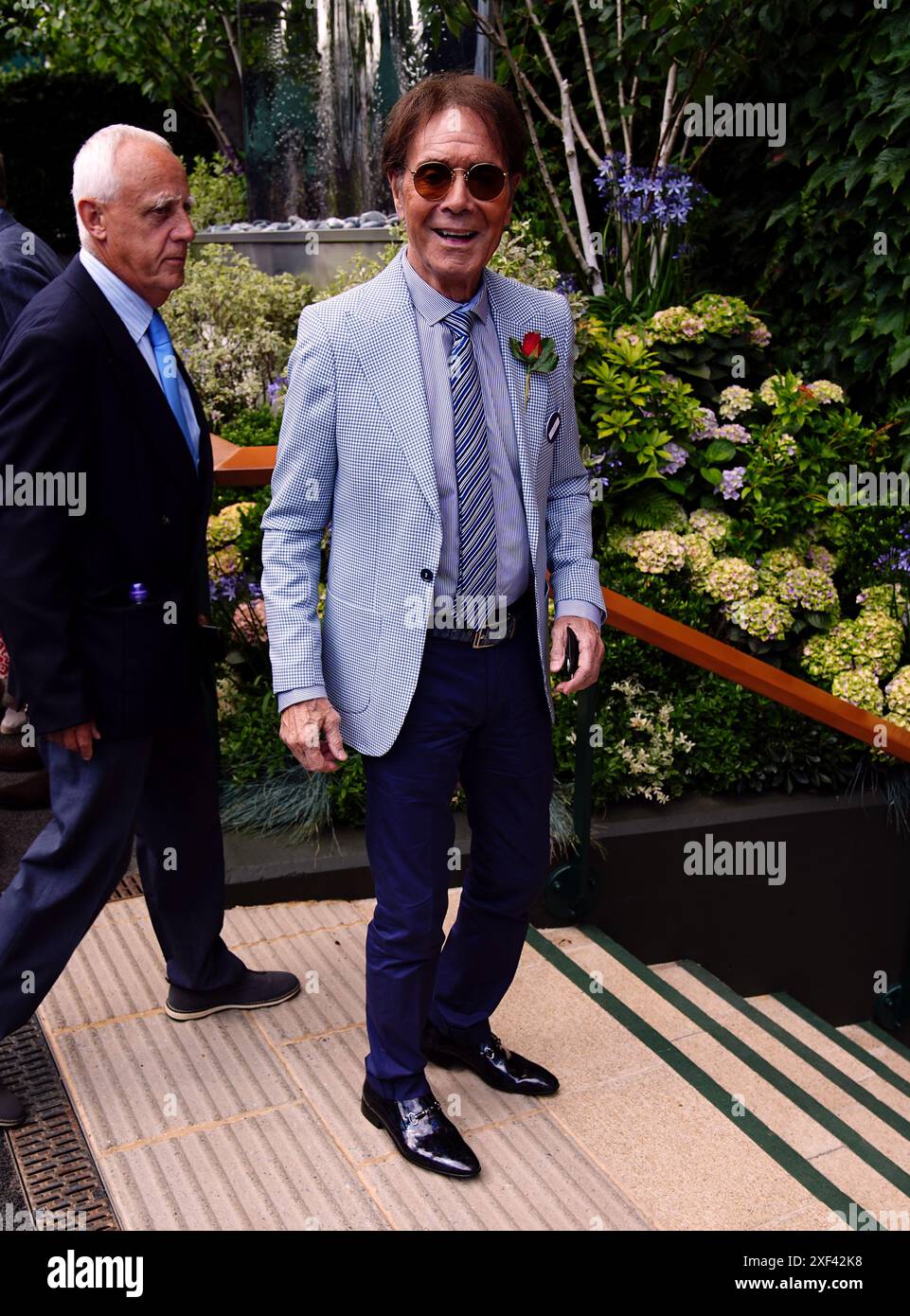 Sir Cliff Richard kommt am ersten Tag der Wimbledon Championships 2024 ...