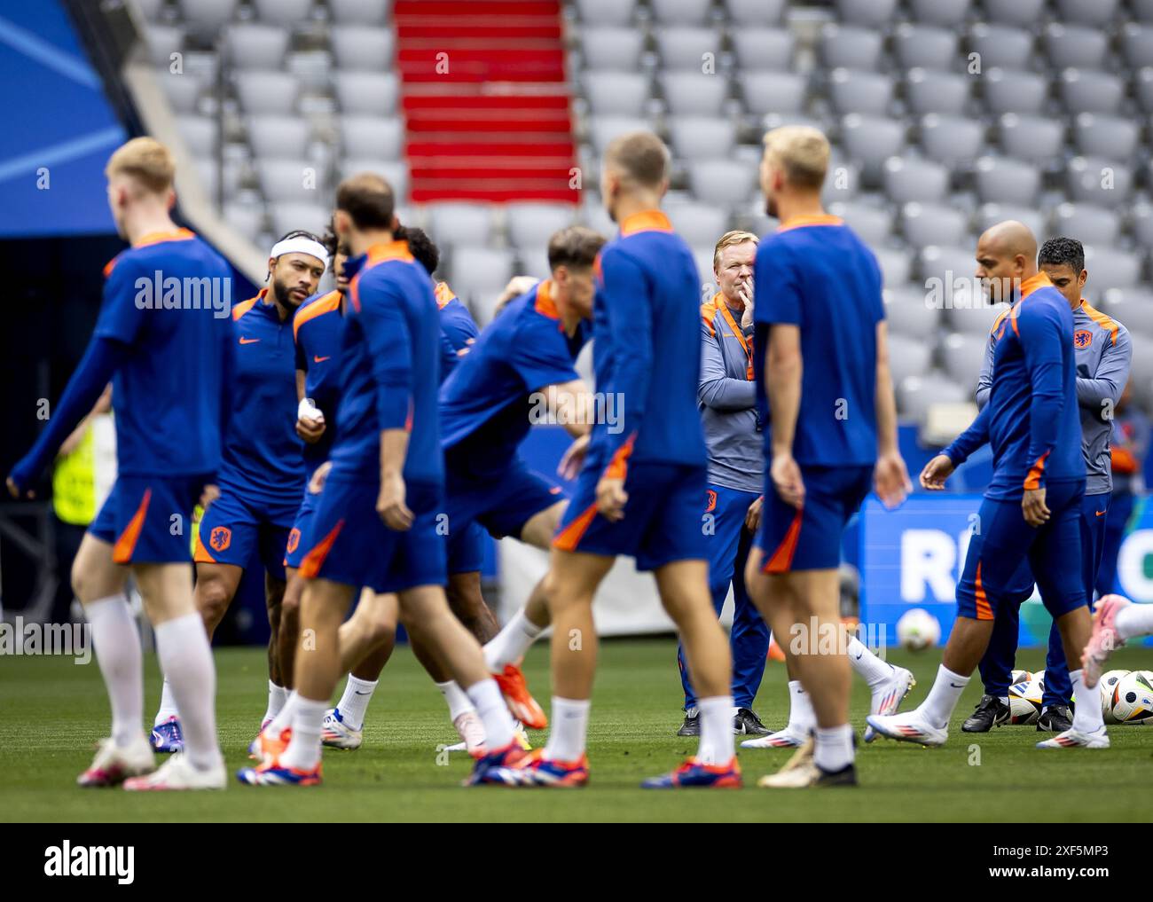 MÜNCHEN - Memphis Depay, Nationaltrainer Ronald Koeman und Donyell ...