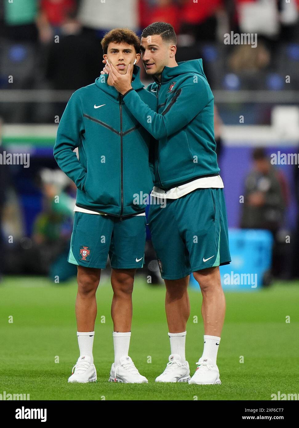 Portugals Diogo Dalot (rechts) und Portugals Joao Felix vor der UEFA ...