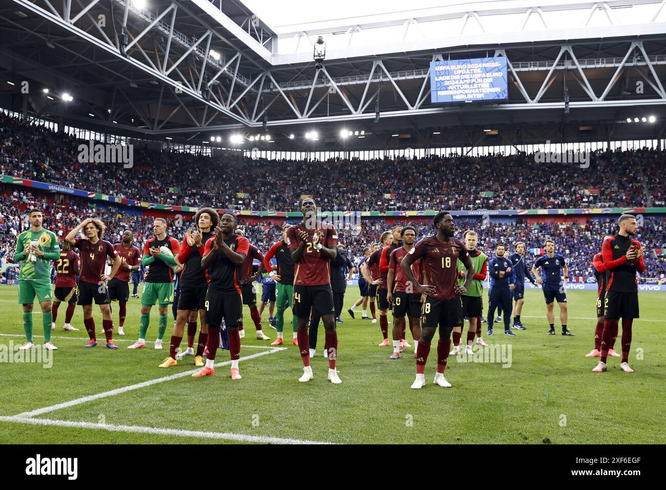 DÜSSELDORF - (l-r) Belgien Torhüter Koen Casteels, Wout Faes aus ...