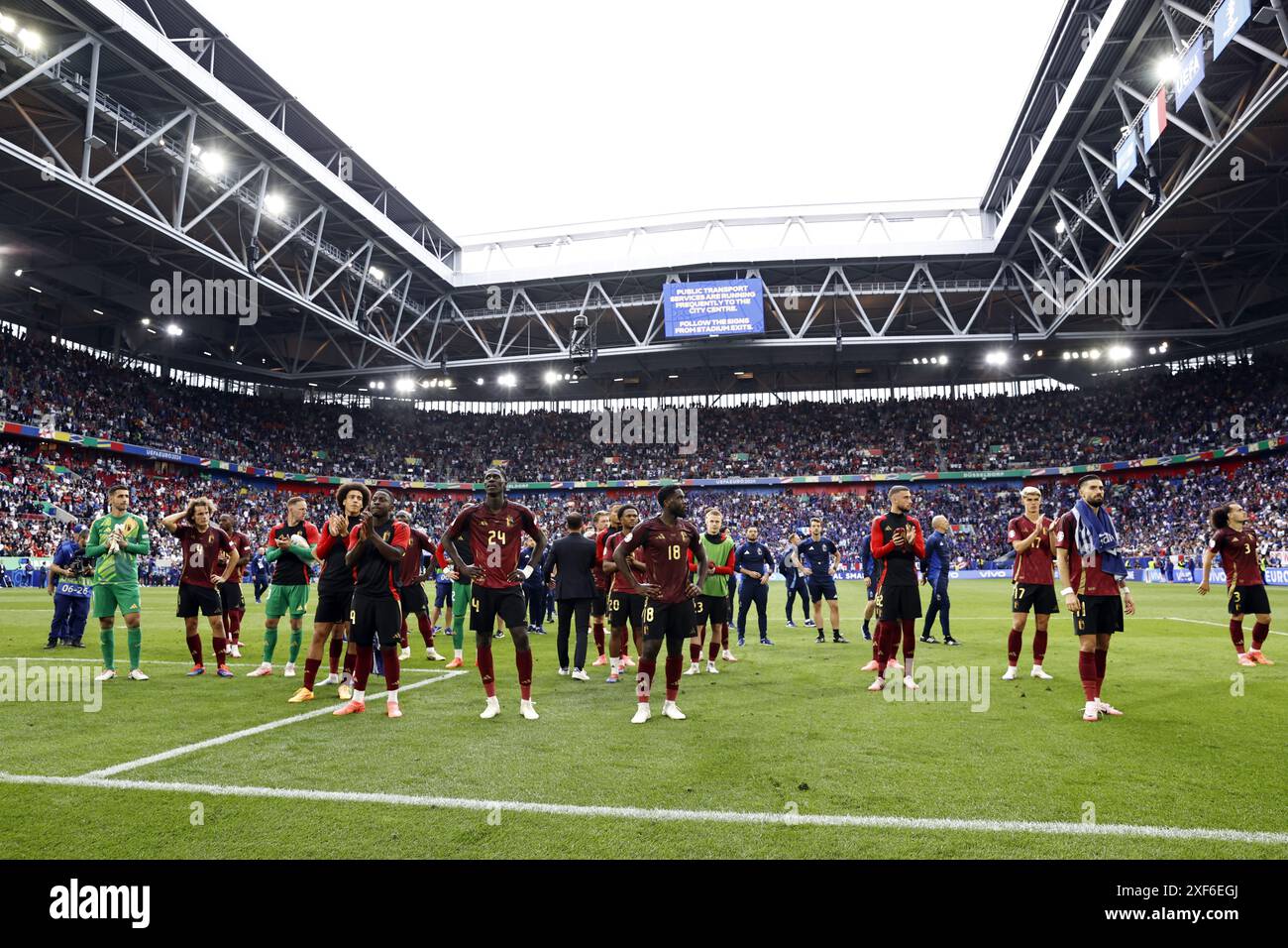 DÜSSELDORF - (l-r) Belgien Torhüter Koen Casteels, Wout Faes von ...