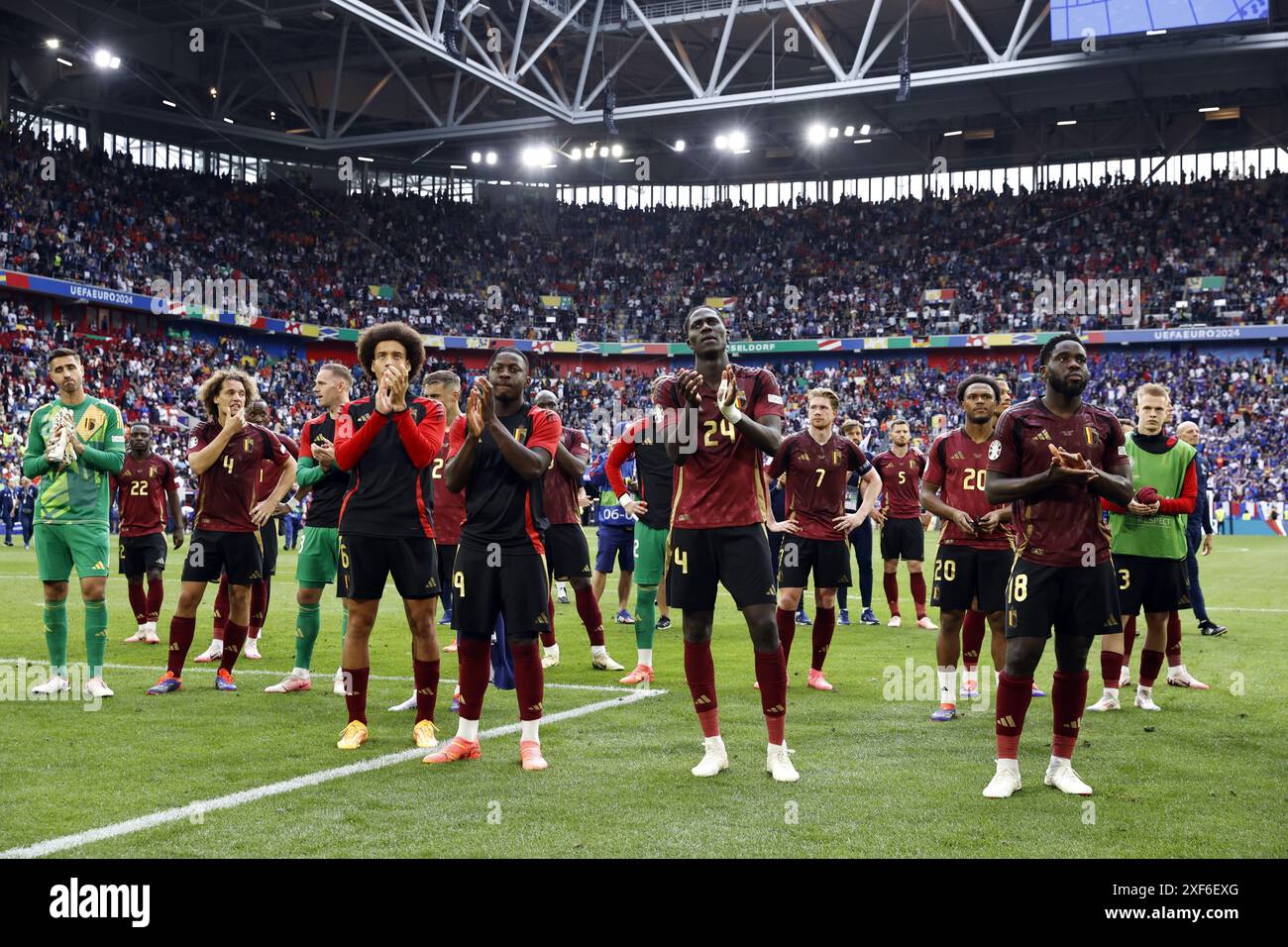 DÜSSELDORF - (l-r) Belgien Torhüter Koen Casteels, Wout Faes von ...