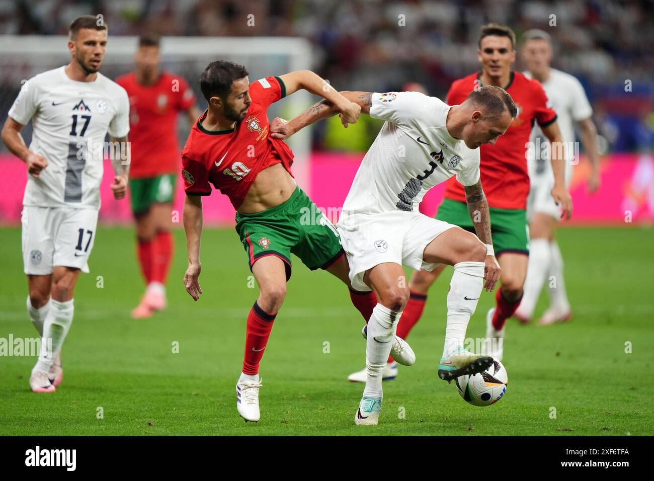 Der portugiesische Bernardo Silva (Mitte links) und der slowenische ...