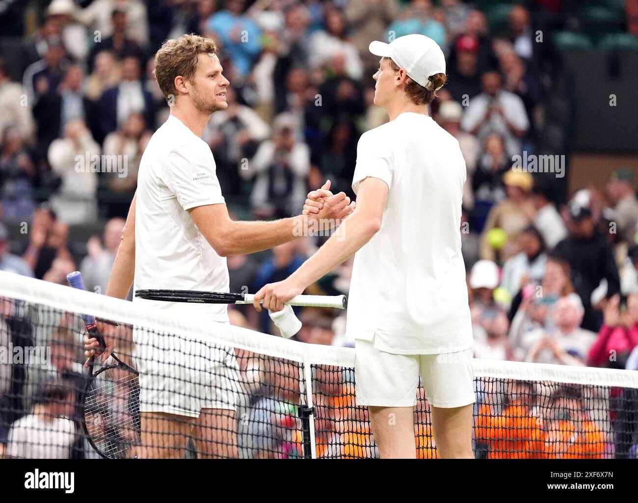 Jannik Sinner (rechts) feiert nach seinem Sieg gegen Yannick Hanfmann ...