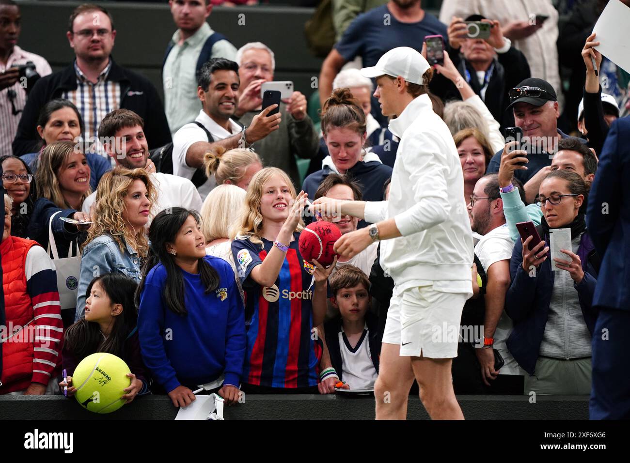 Jannik Sinner signiert Autogramme für Fans nach seinem Spiel gegen ...