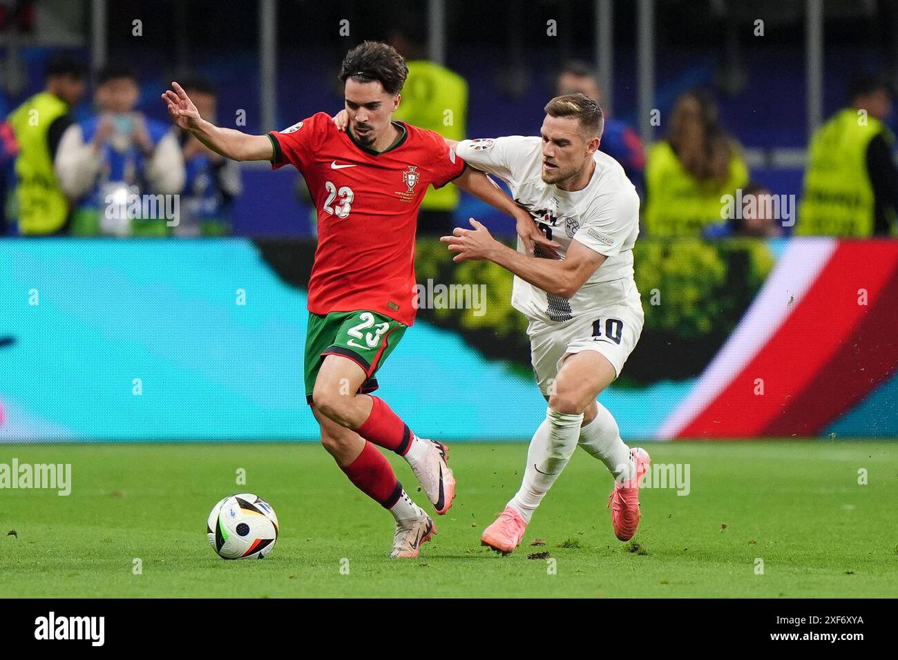 Portugals Vitinha (links) und Sloweniens Timi Elsnik kämpfen um den ...