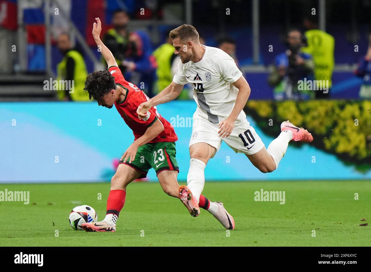 Portugals Vitinha (links) und Sloweniens Timi Elsnik kämpfen um den ...