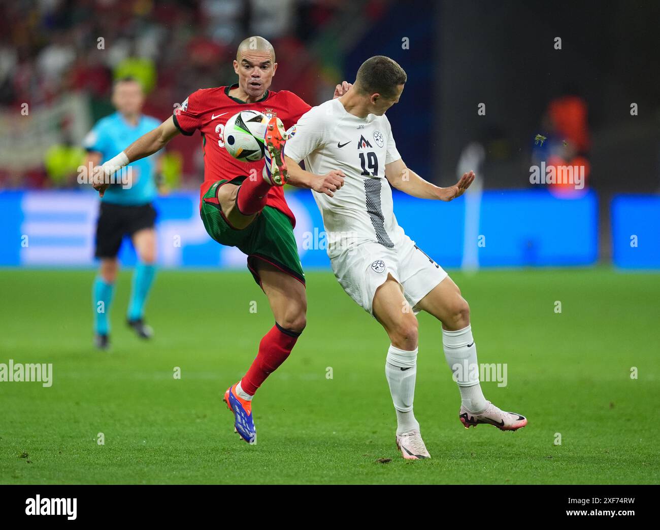 Der portugiesische Pepe und der slowenische Zan Celar kämpfen um den ...