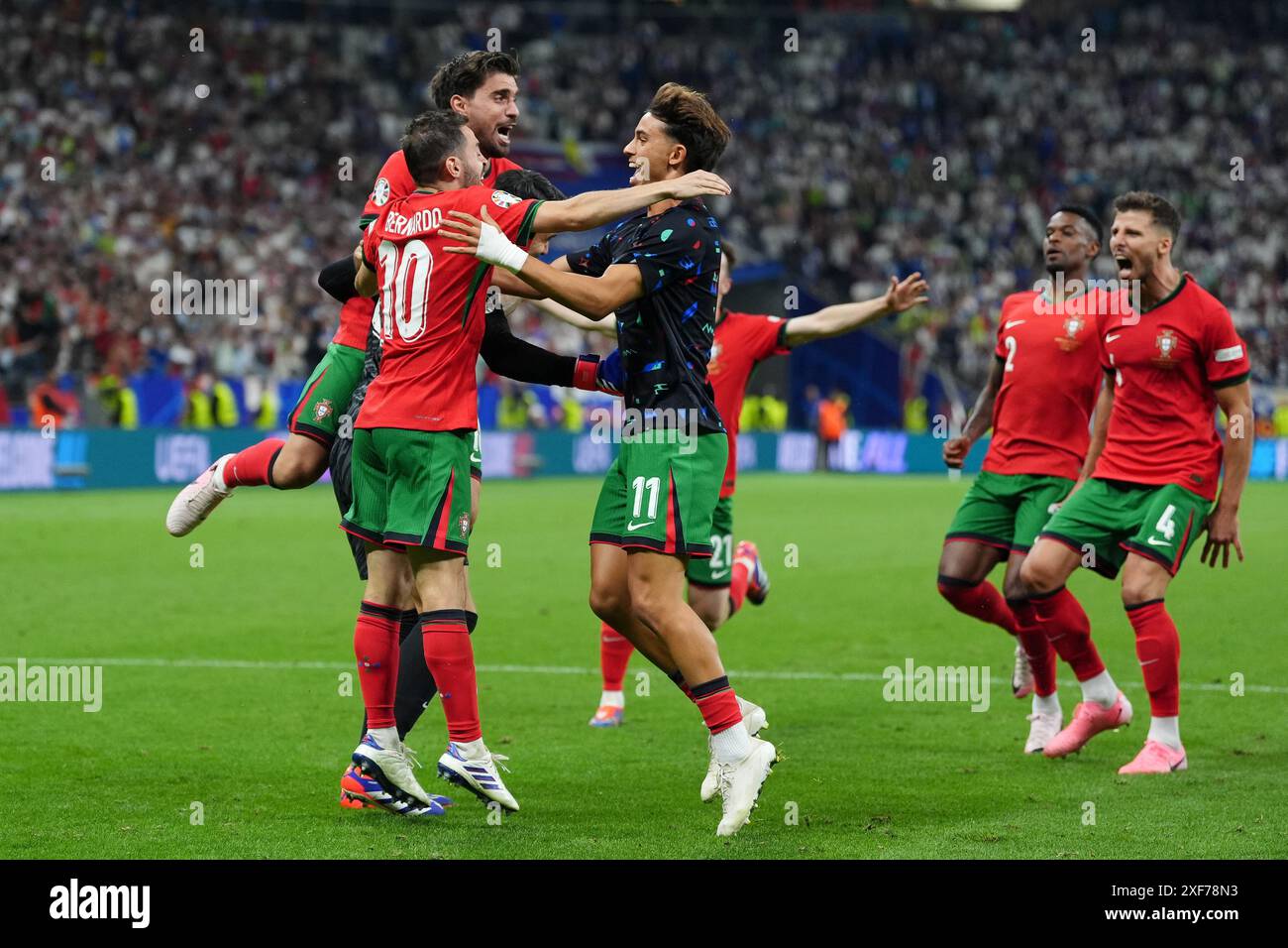 Portugals Bernardo Silva und seine Teamkollegen feiern den Sieg im ...