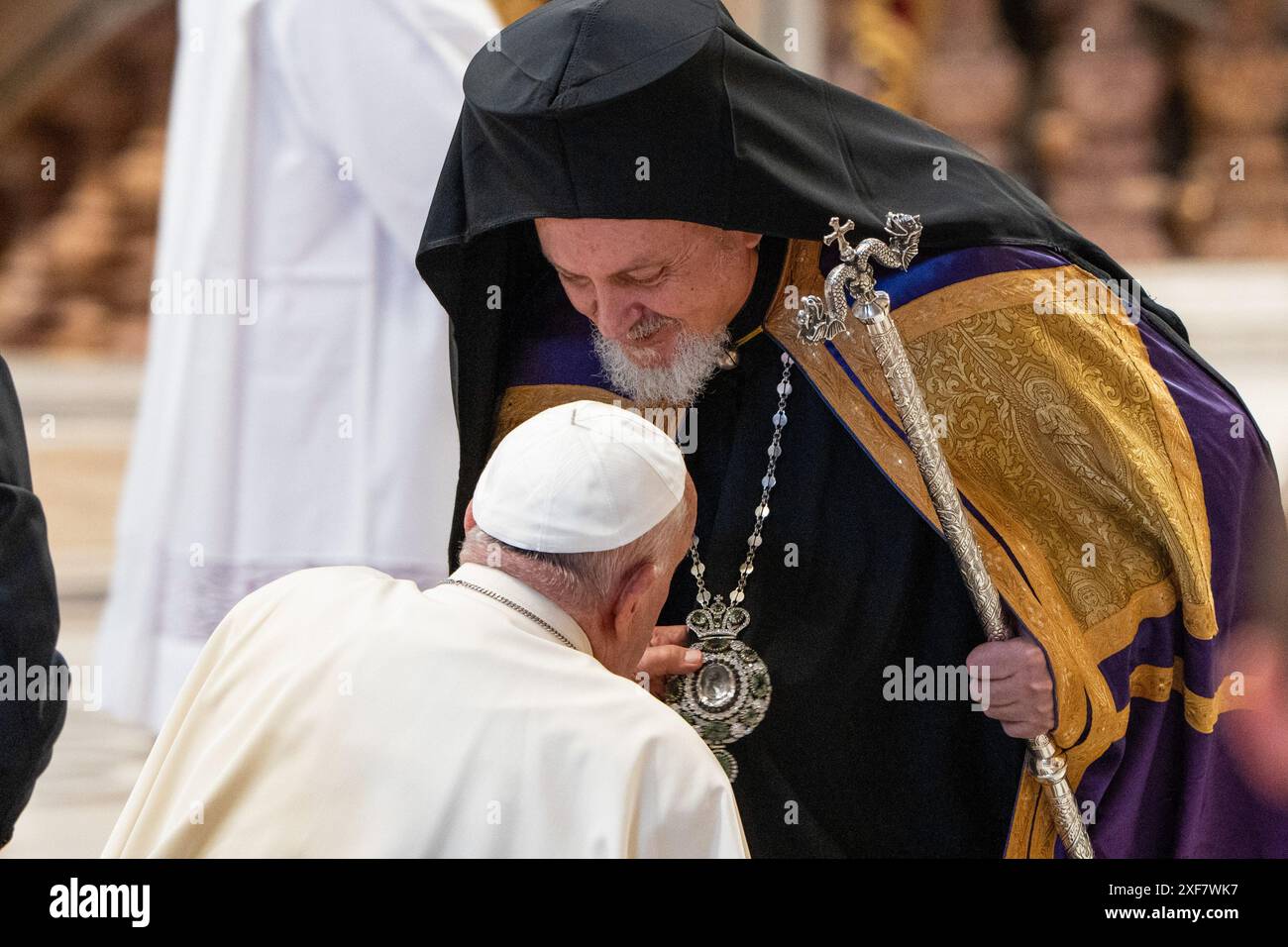 Vatikanstadt, Vatikan. Juni 2024. (L-R) Papst Franziskus begrüßt ...