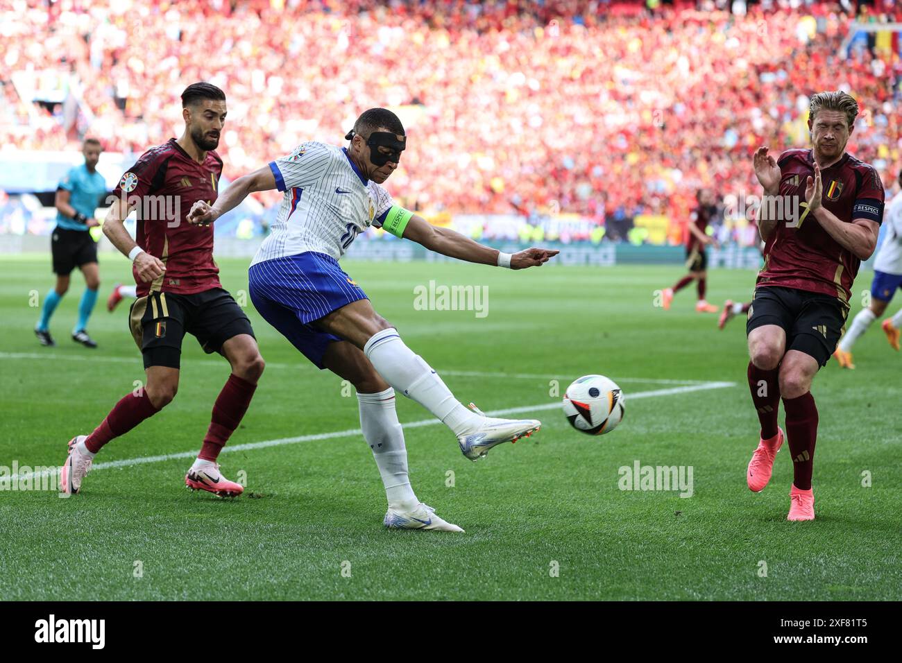 Düsseldorf. Juli 2024. Kylian Mbappe (C) aus Frankreich macht den Ball ...