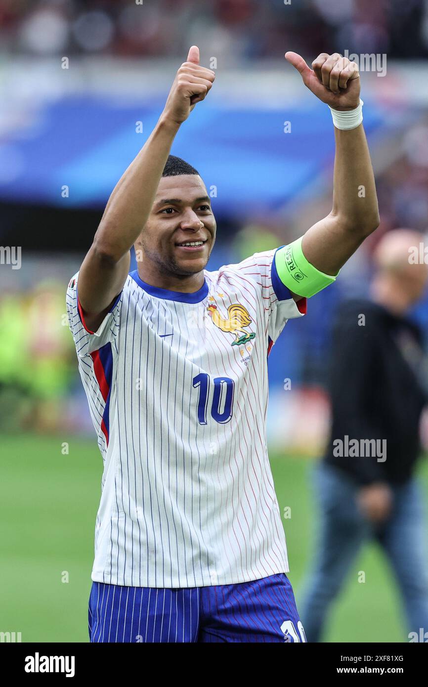 Düsseldorf. Juli 2024. Kylian Mbappe aus Frankreich begrüßt die Fans ...