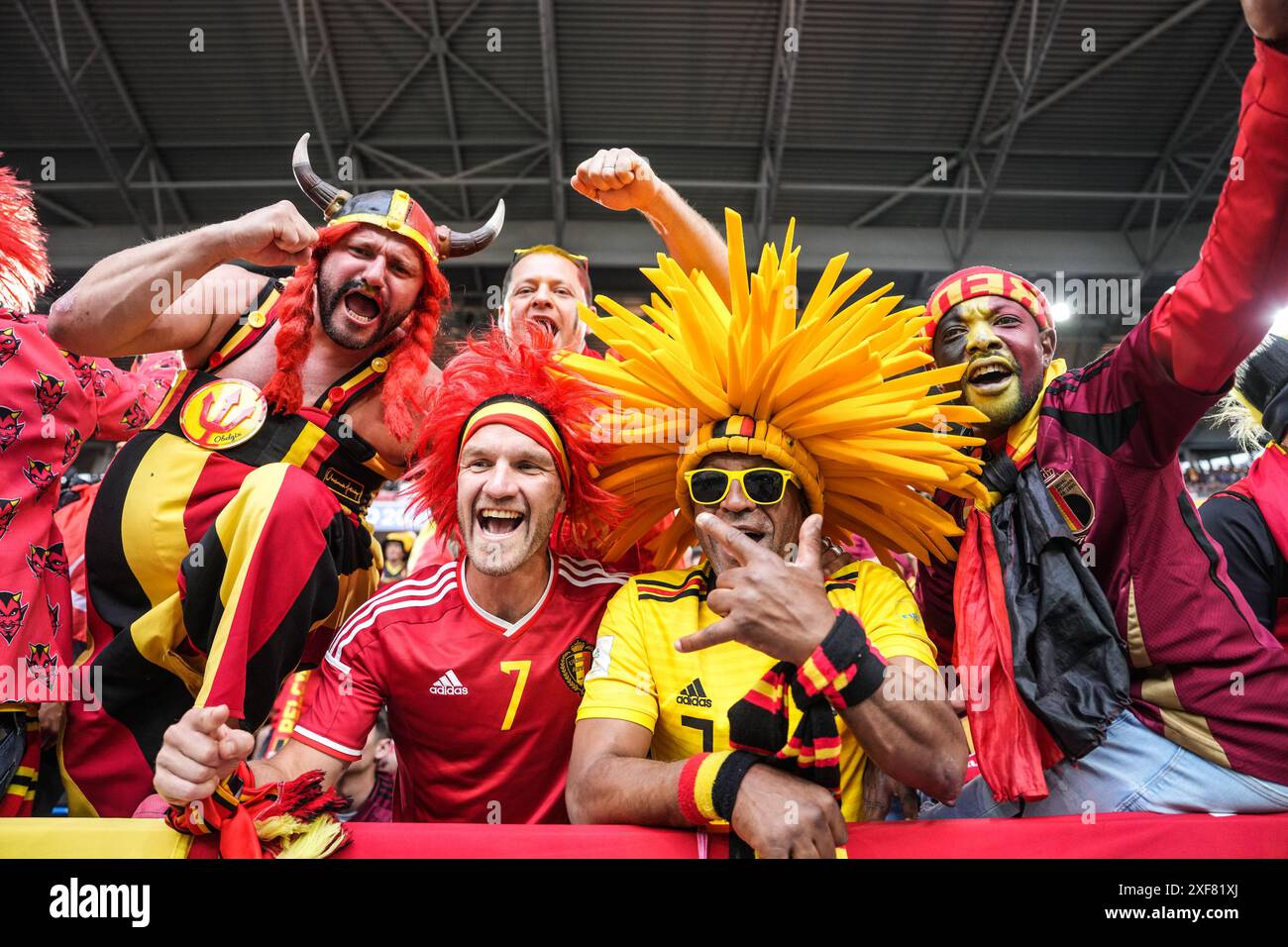 Düsseldorf. Juli 2024. Belgische Fans jubeln das Team vor dem ...