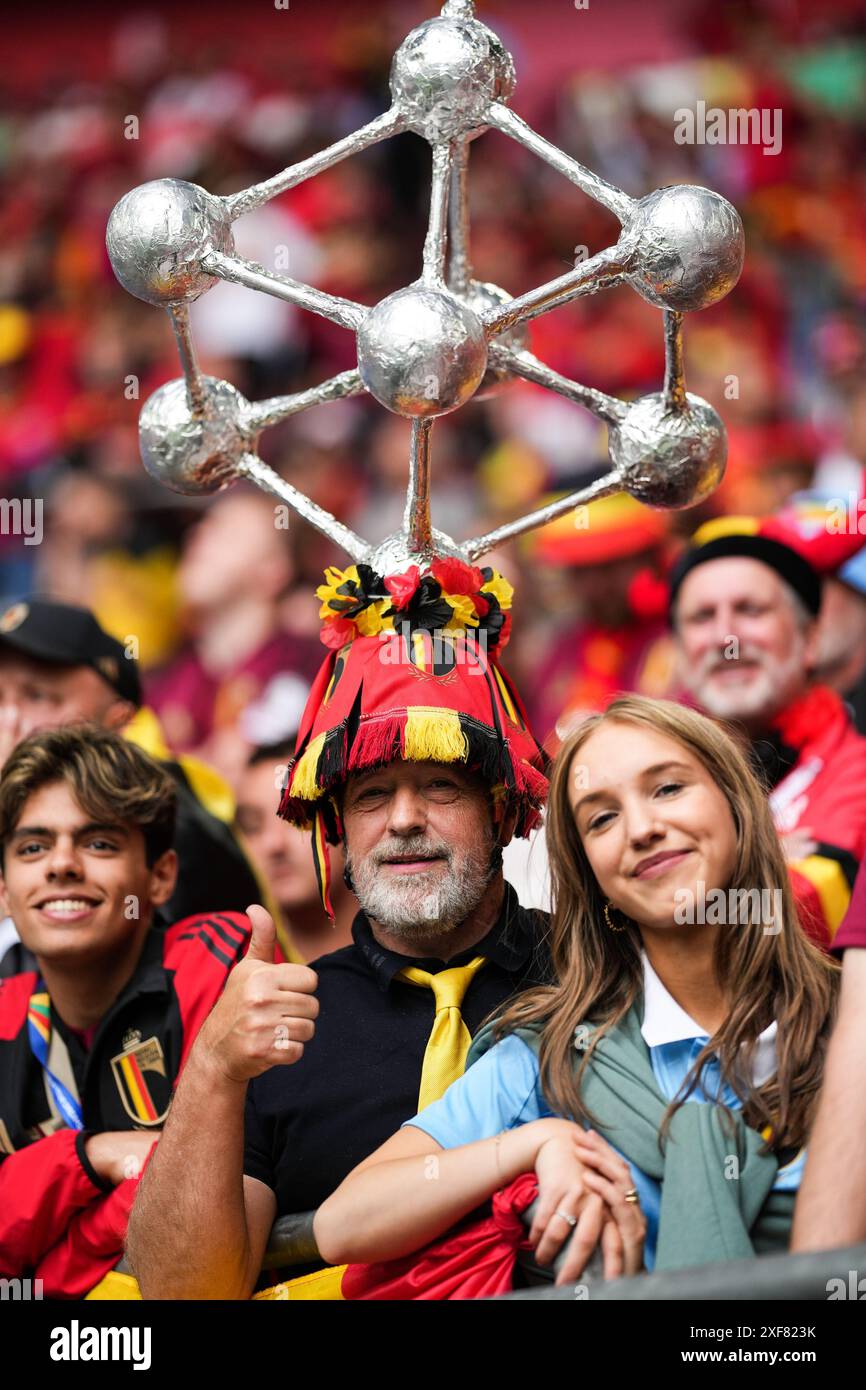 Düsseldorf. Juli 2024. Belgische Fans jubeln das Team vor dem ...