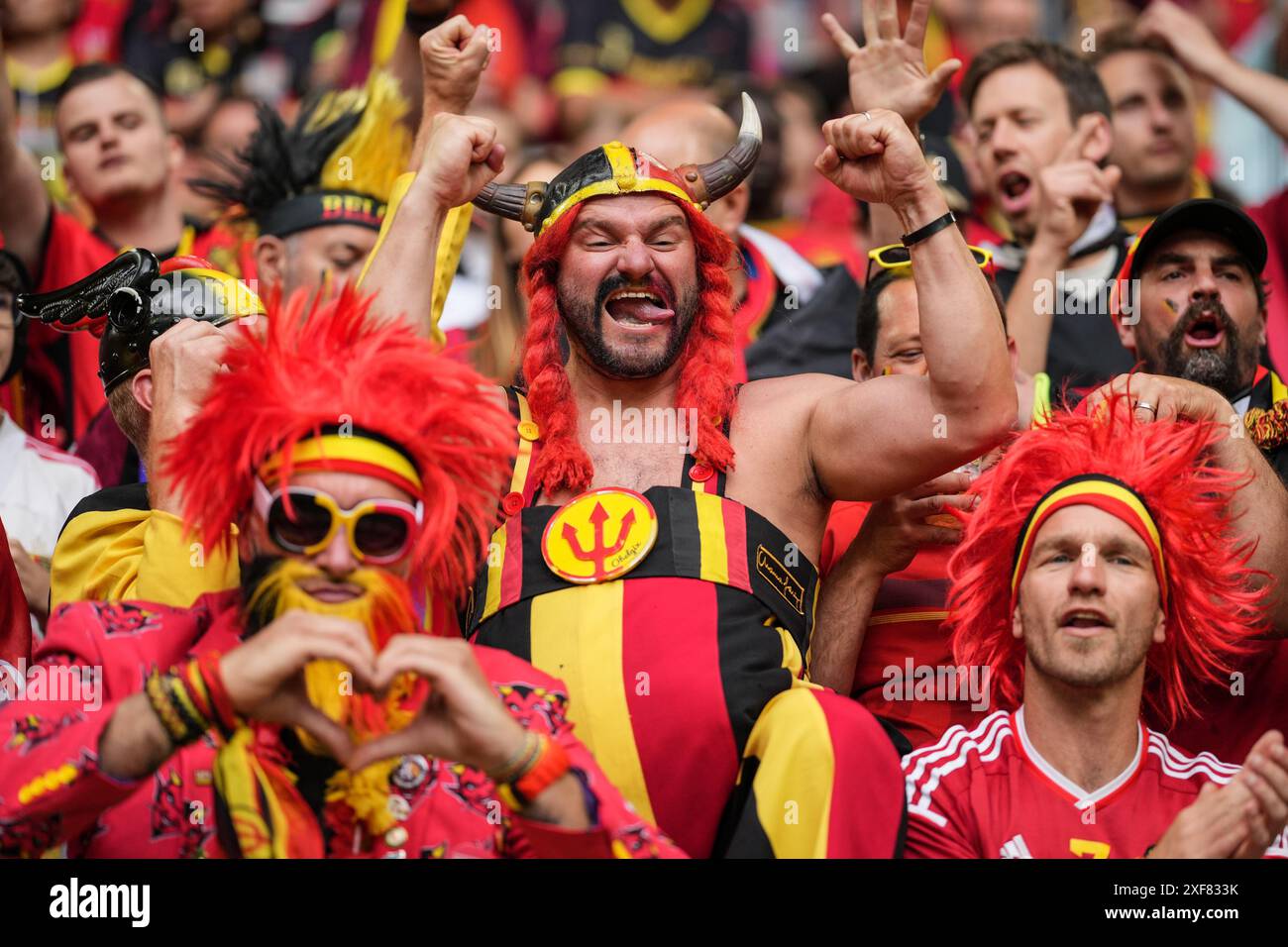 Düsseldorf. Juli 2024. Belgische Fans jubeln das Team vor dem ...