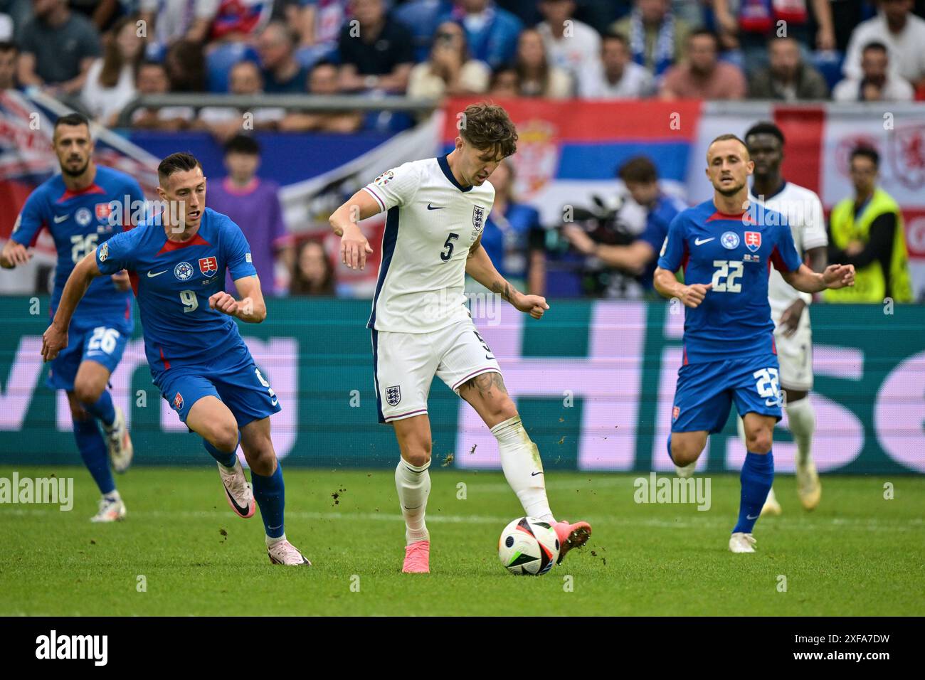 GELSENKIRCHEN, DEUTSCHLAND - JUNI 30: John Stones, Robert Bozenik beim ...