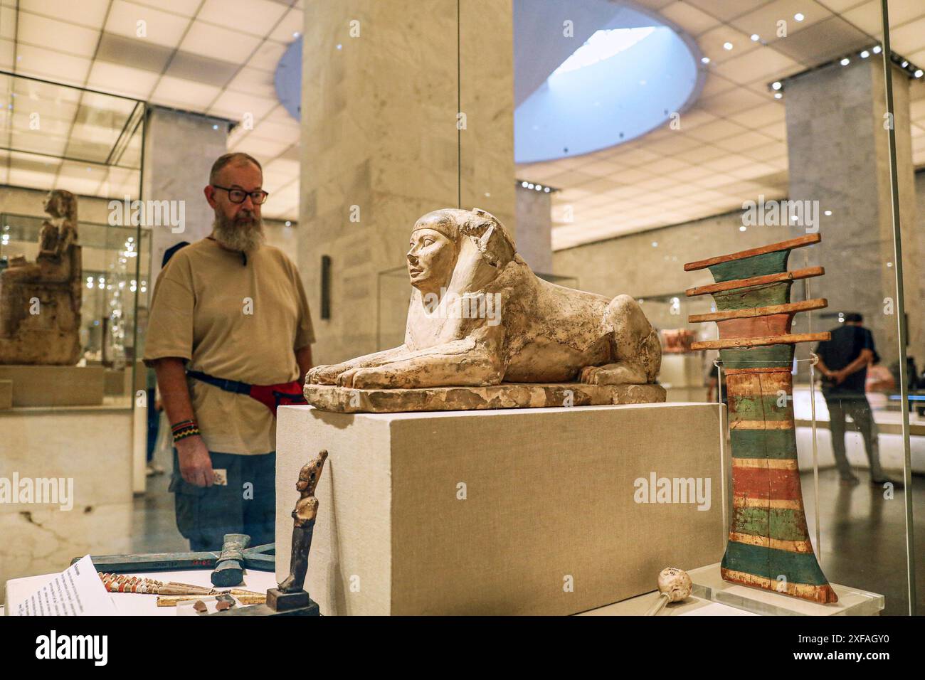 Kairo. Juli 2024. Ein Tourist besucht am 2. Juli 2024 das ...