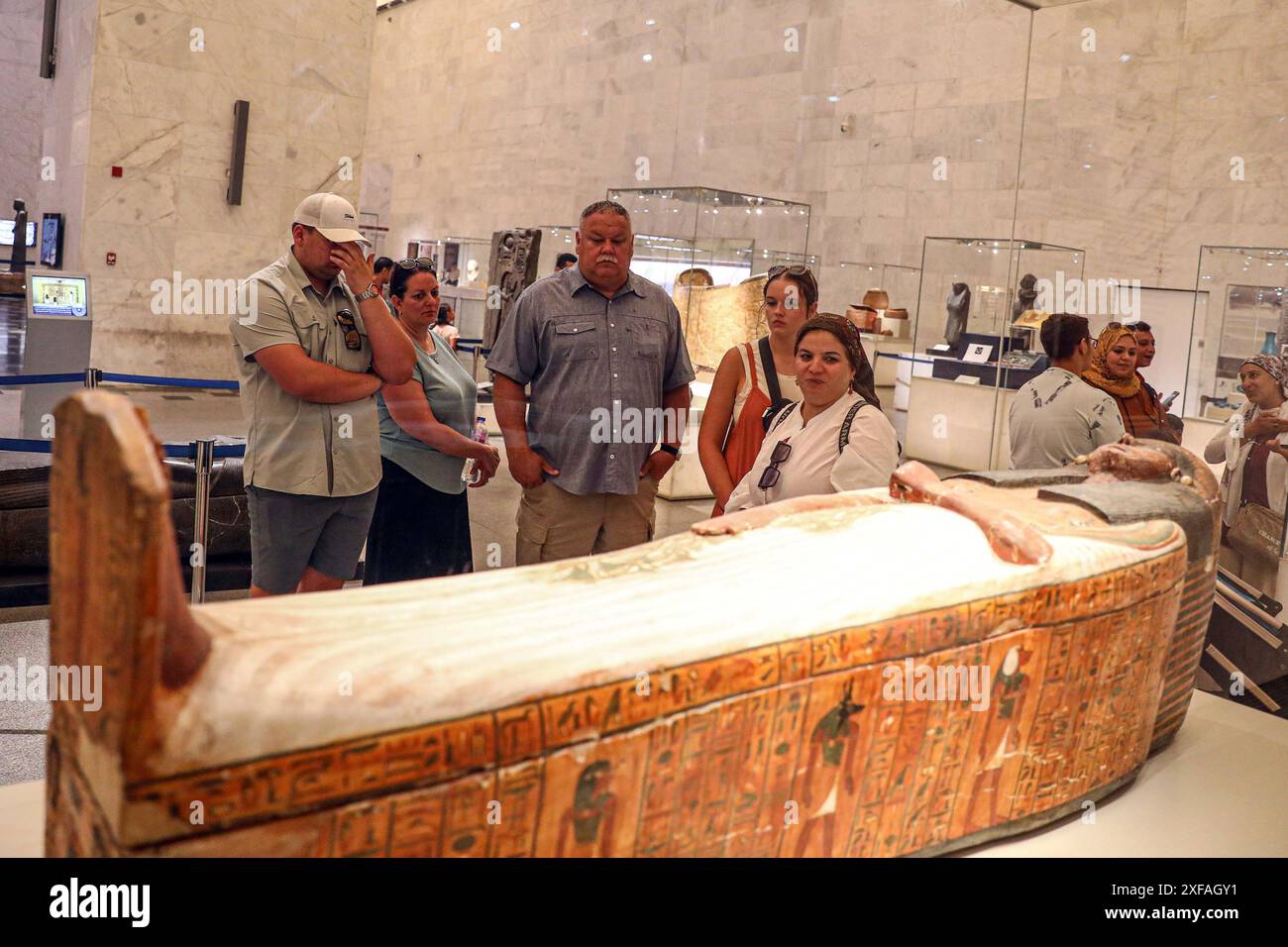 Kairo. Juli 2024. Touristen besuchen am 2. Juli 2024 das Nationalmuseum ...