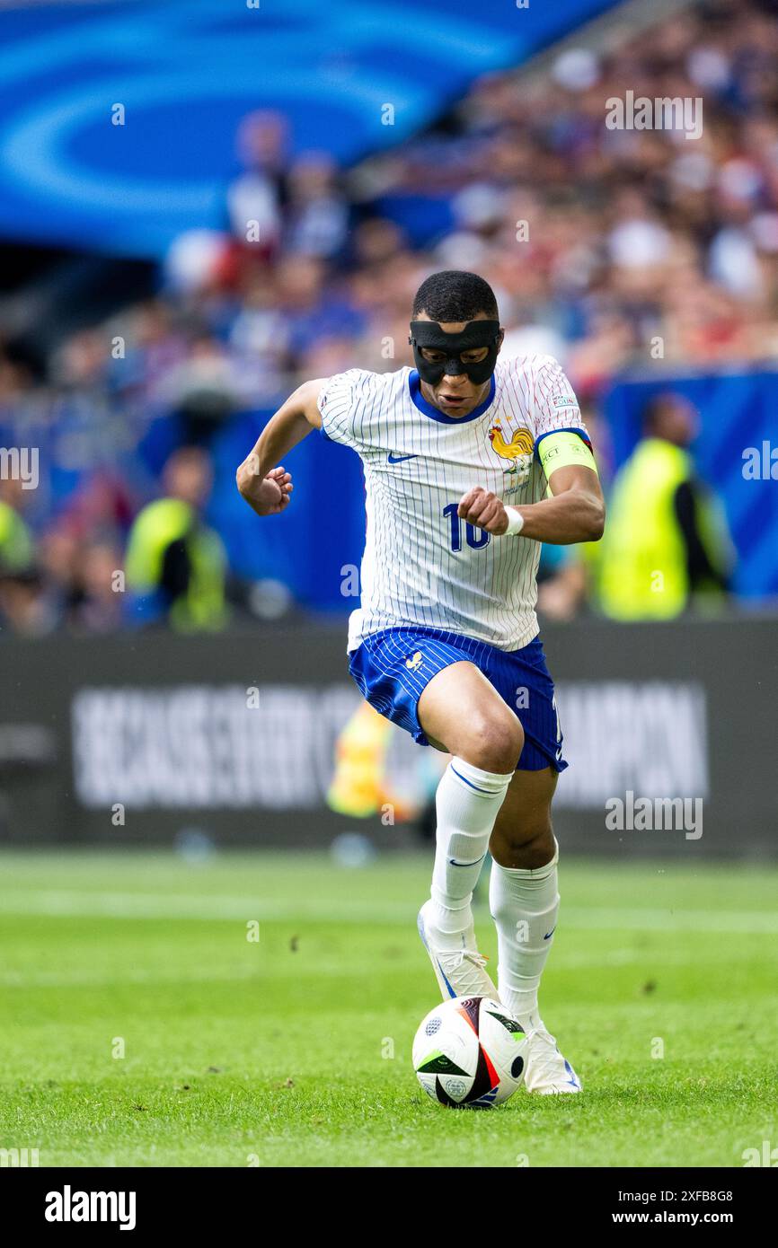 Kylian Mbappe (Frankreich, #10) am Ball mit Maske, DE, Frankreich (FRA ...