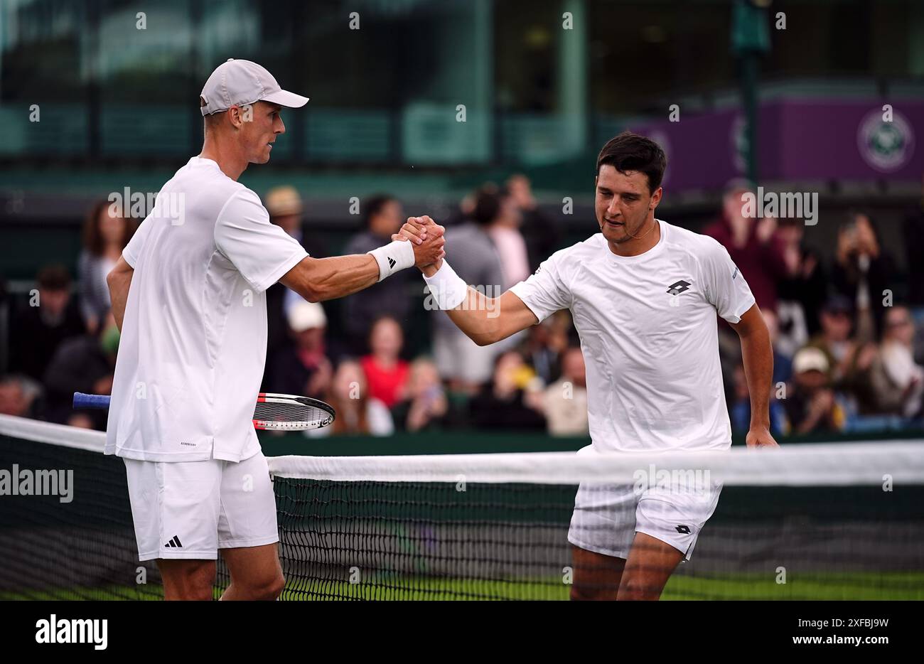 Jan Choinski (links) und Luciano Darderi am zweiten Tag der Wimbledon ...