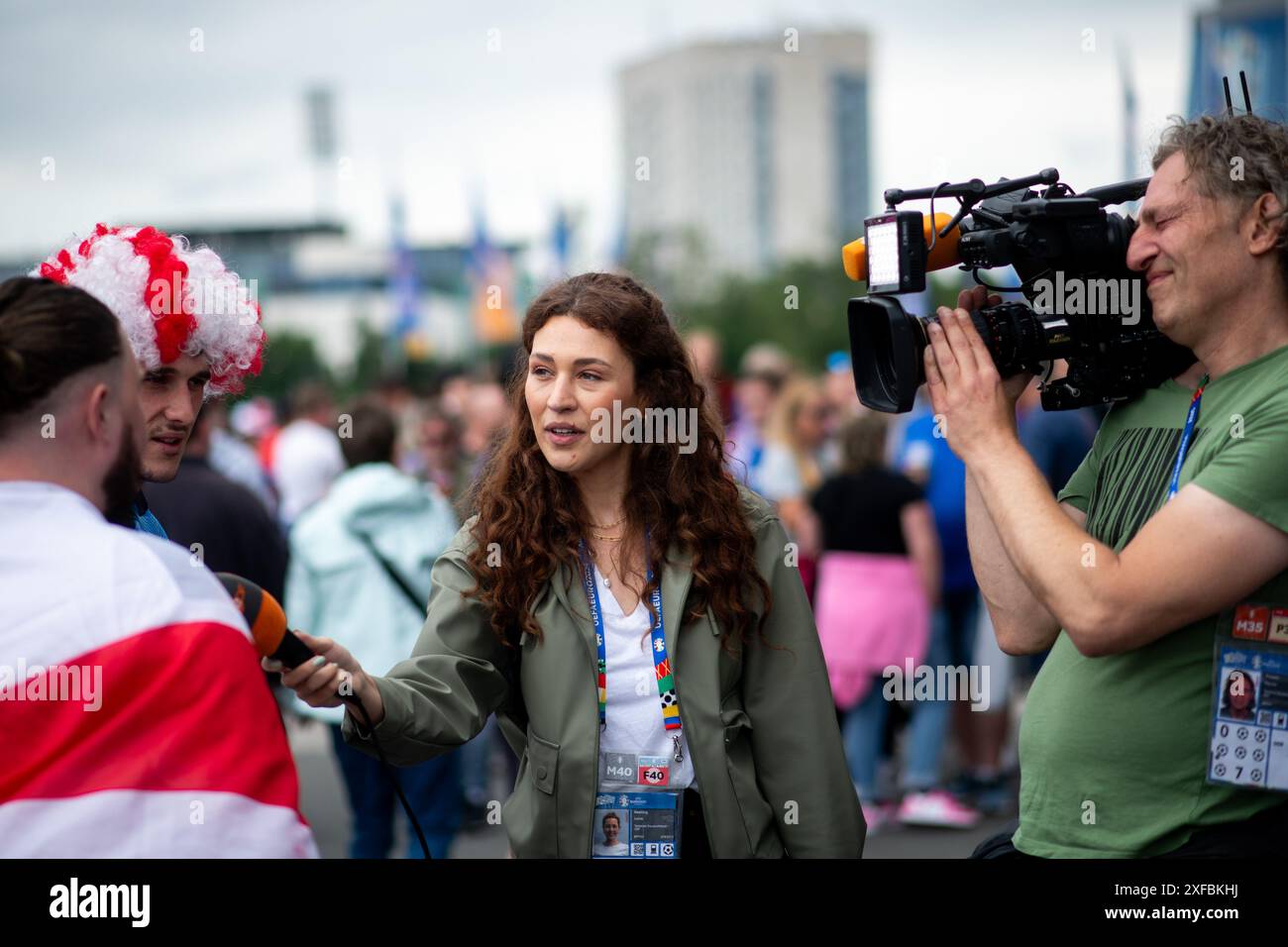Lena Kesting (ZDF Sportjournalistin, TV-Reporterin) beim Interview mit ...