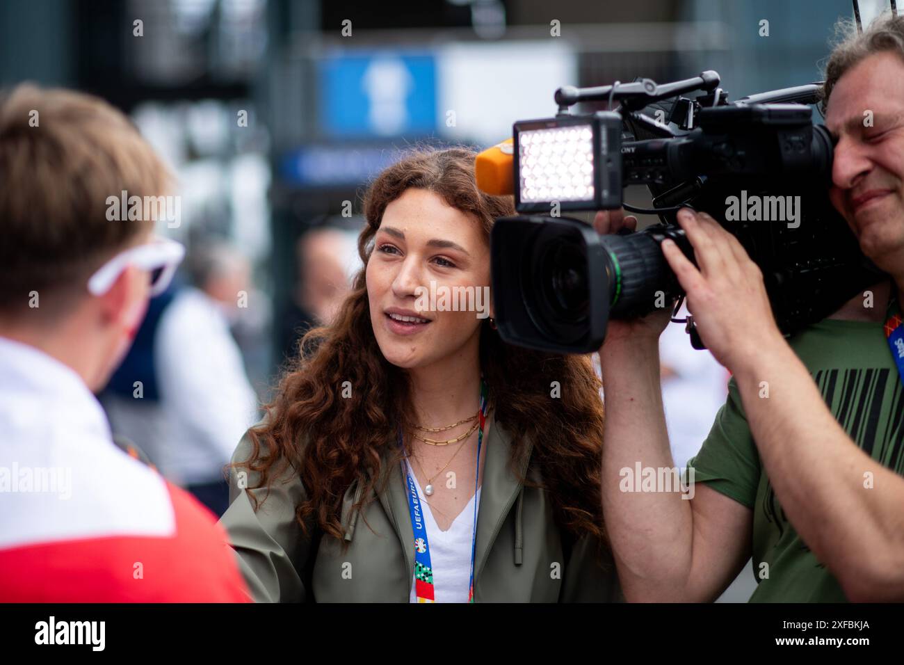 Lena Kesting (ZDF Sportjournalistin, TV-Reporterin) beim Interview mit ...