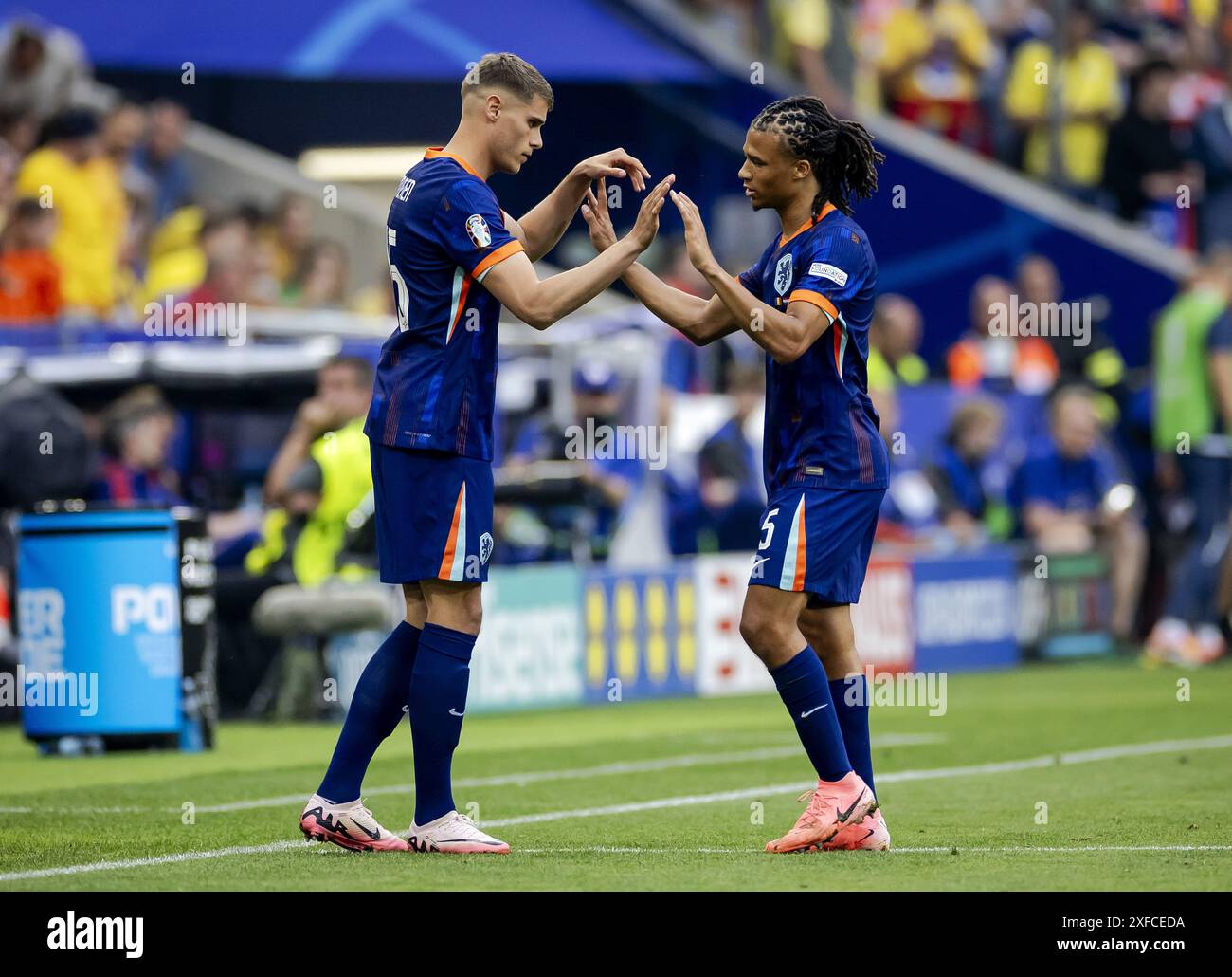 MÜNCHEN: Micky van de Ven aus Holland und Nathan Ake aus Holland (l-r ...