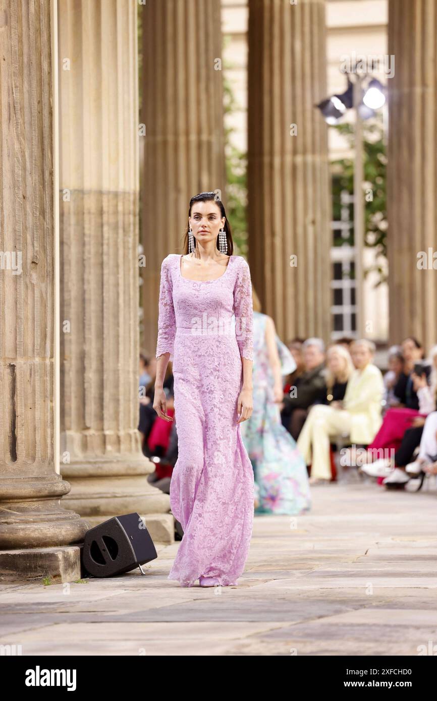 Model Celine Bethmann auf dem Laufsteg bei der Marc Cain Pure Radiance ...