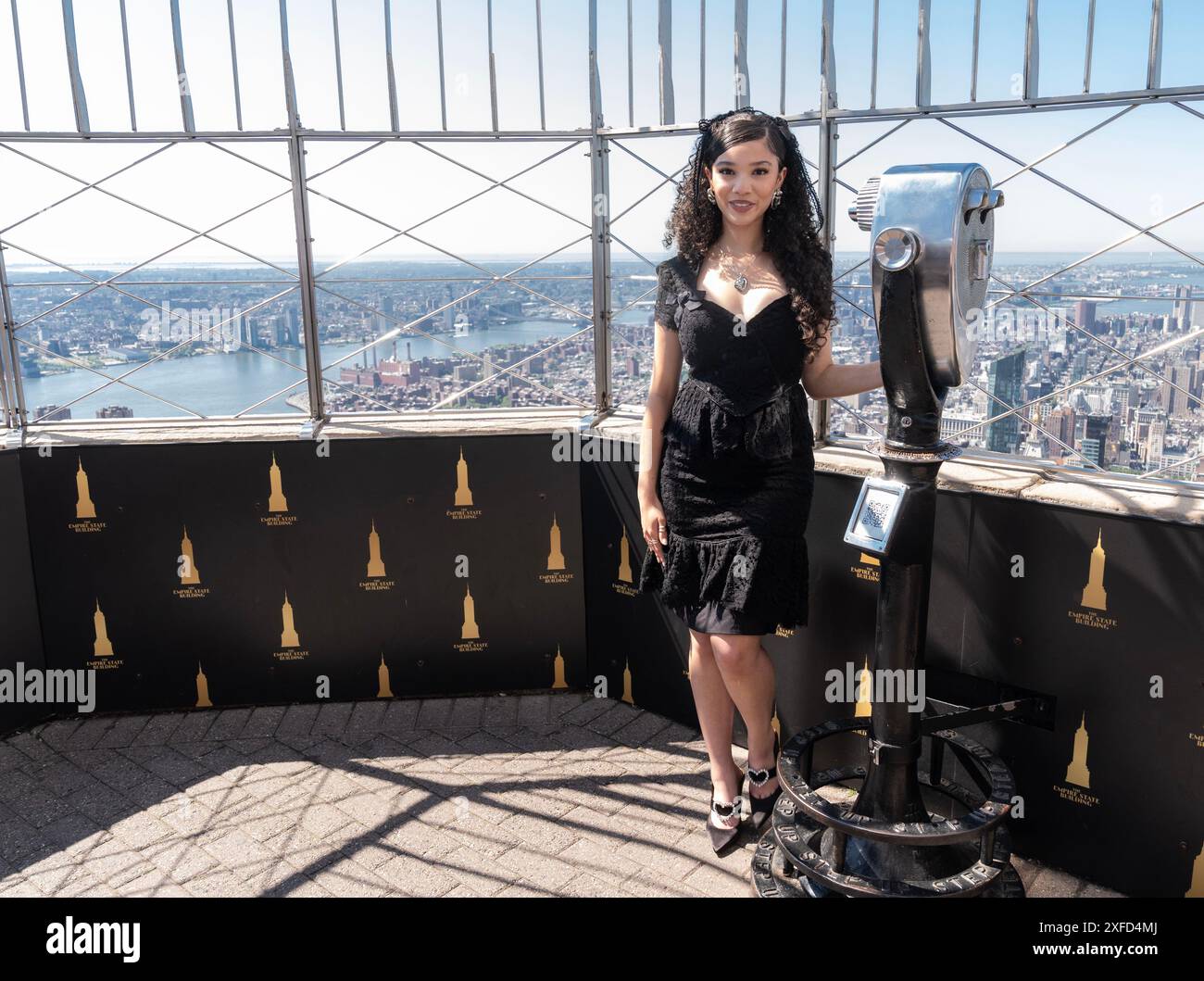 Malia Baker mit Kleid von Betsy Johnson besucht das Empire State ...