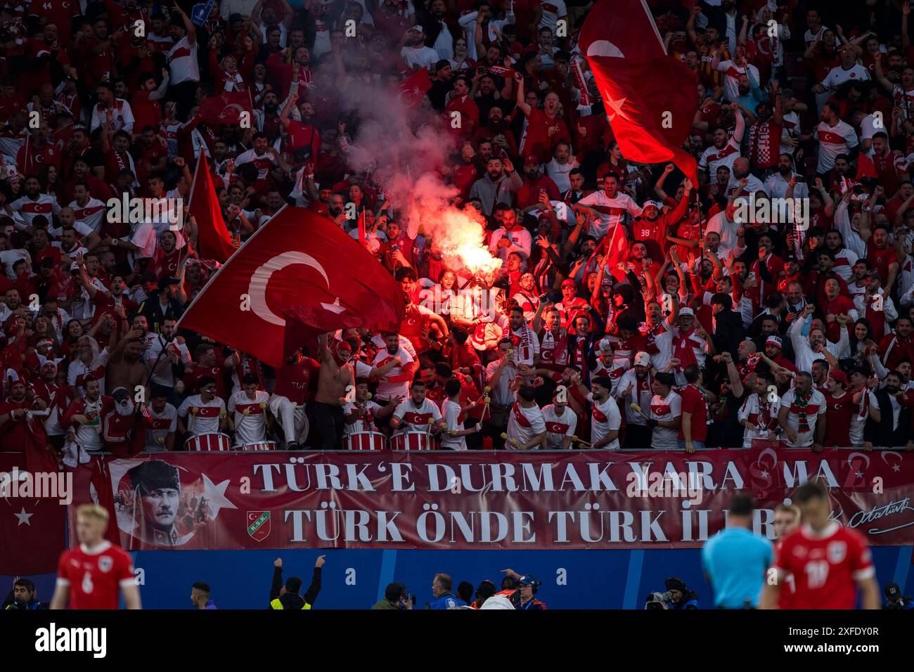 Fans / Anhaenger der Tuerkei zuenden Pyrotechnik und jubeln ueber das ...