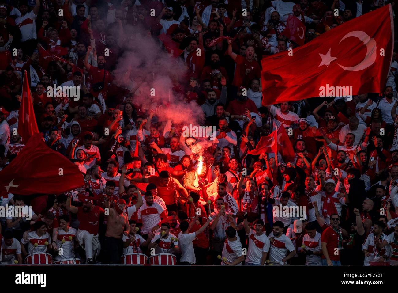 Fans / Anhaenger der Tuerkei zuenden Pyrotechnik und jubeln ueber das ...