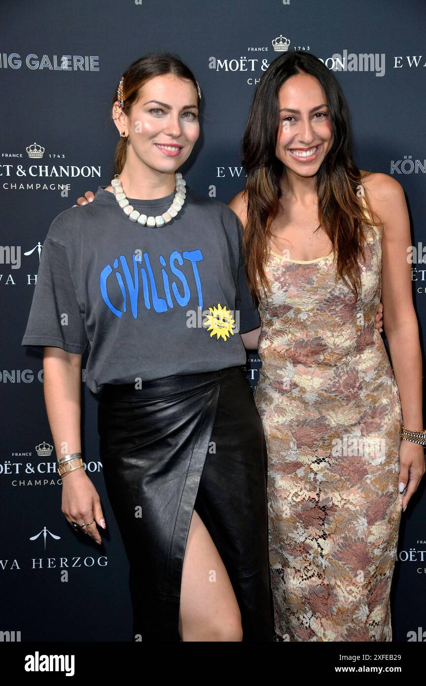 Masha Sedgwick und Melissa Khalaj bei der Ewa Herzog Fashion Show auf ...