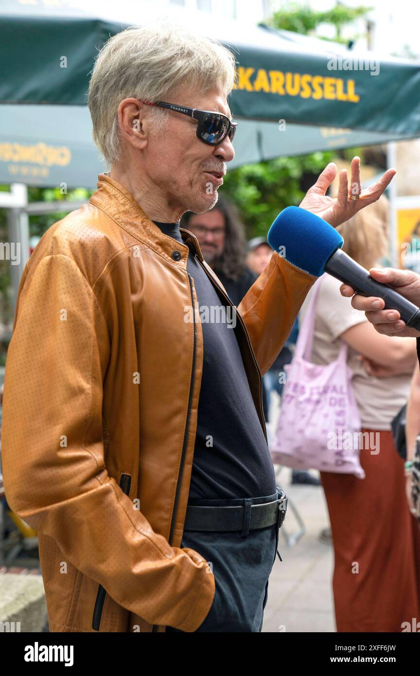 John Kay von Steppenwolf bei der Premiere des Dokumentarfilms Born to ...