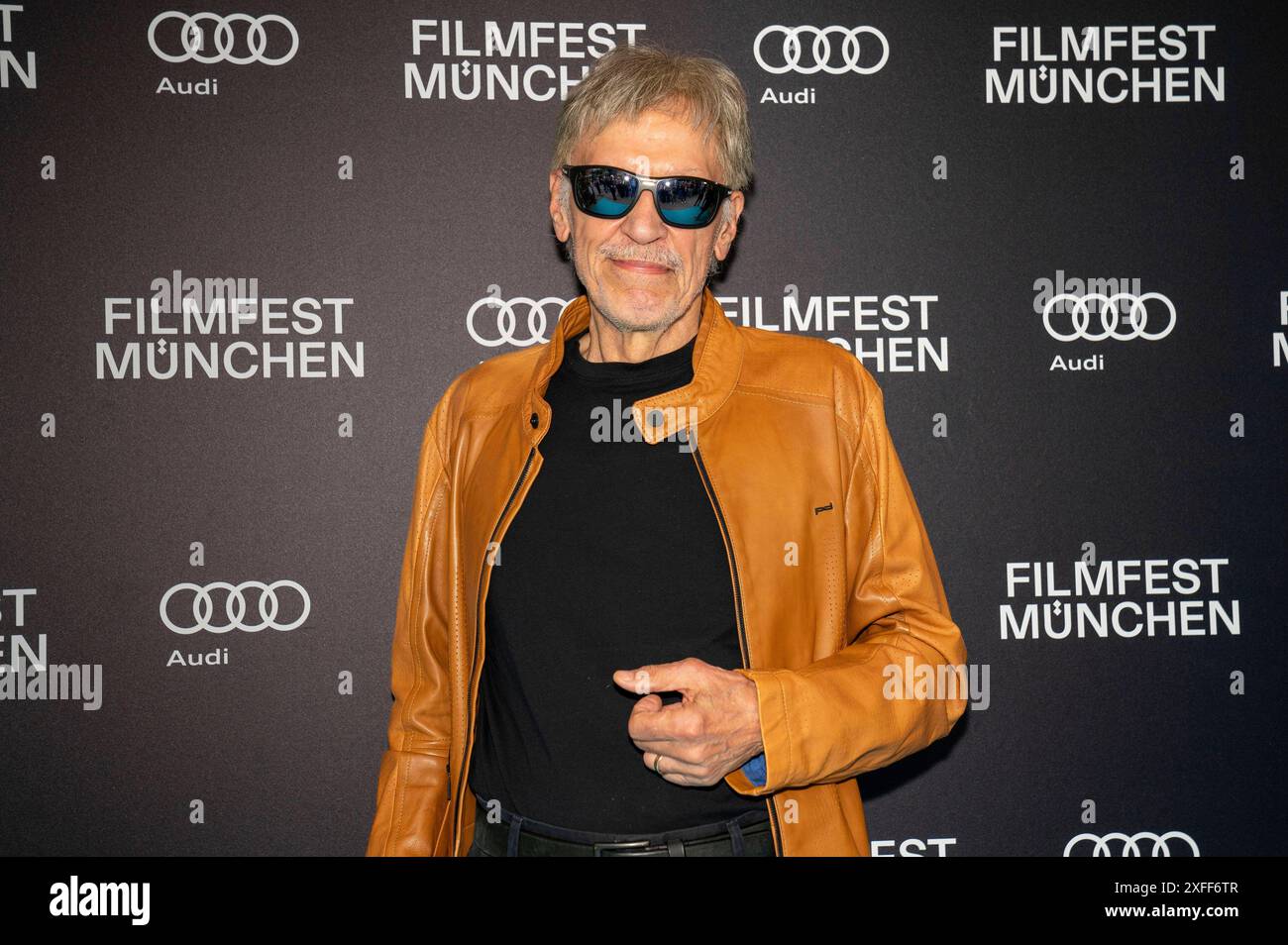 John Kay von Steppenwolf bei der Premiere des Dokumentarfilms Born to ...