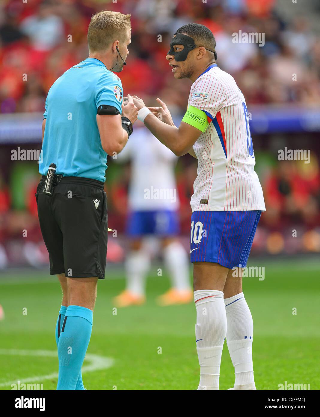 Fußball schiedsrichter 2024 -Fotos und -Bildmaterial in hoher Auflösung ...