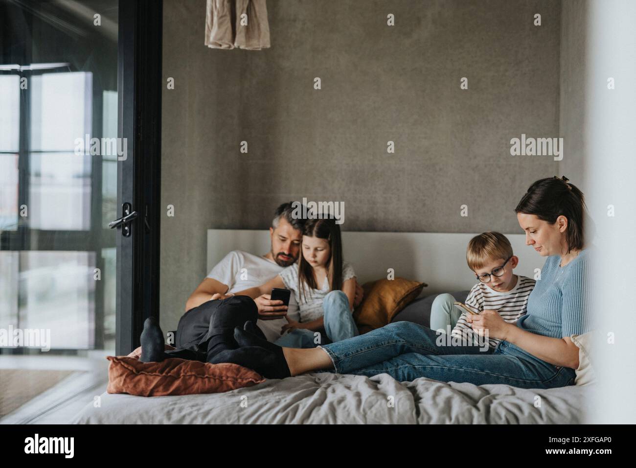 Sohn und mutter im bett -Fotos und -Bildmaterial in hoher Auflösung – Alamy
