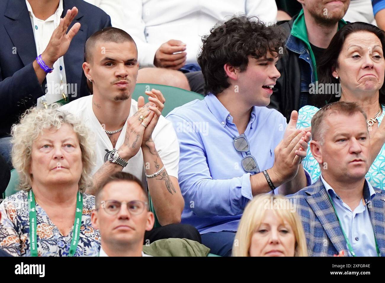 Romeo Beckham beobachtet Emma Raducanu gegen Elise Mertens am dritten ...