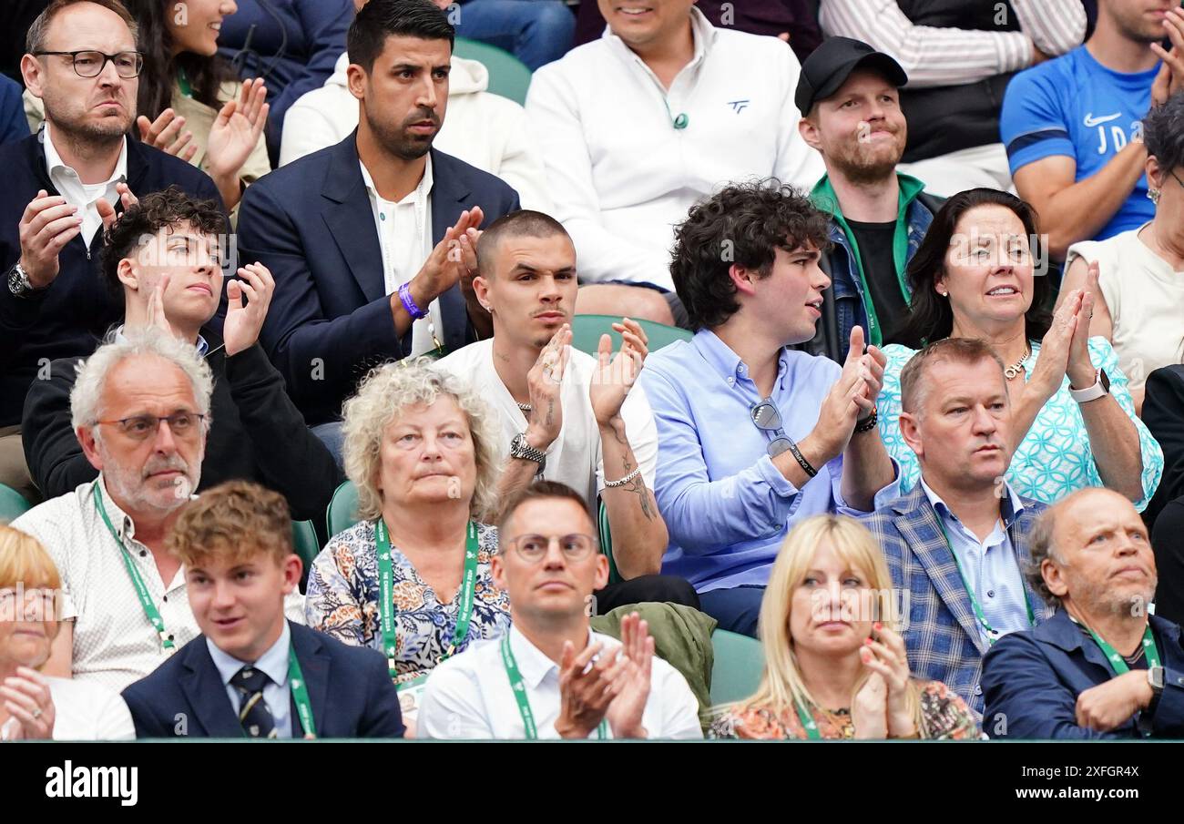 Romeo Beckham beobachtet Emma Raducanu gegen Elise Mertens am dritten ...