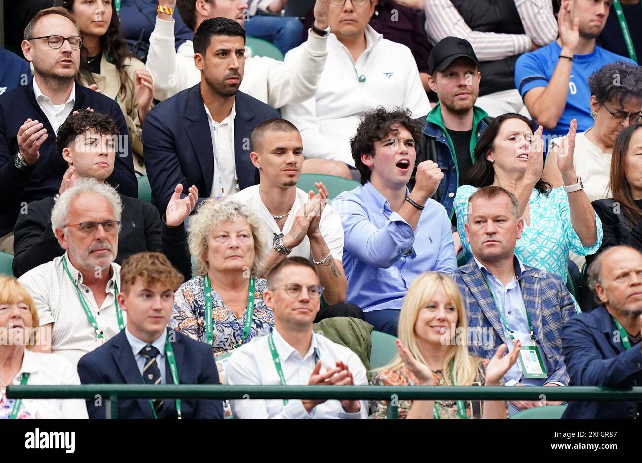 Romeo Beckham beobachtet Emma Raducanu gegen Elise Mertens am dritten ...