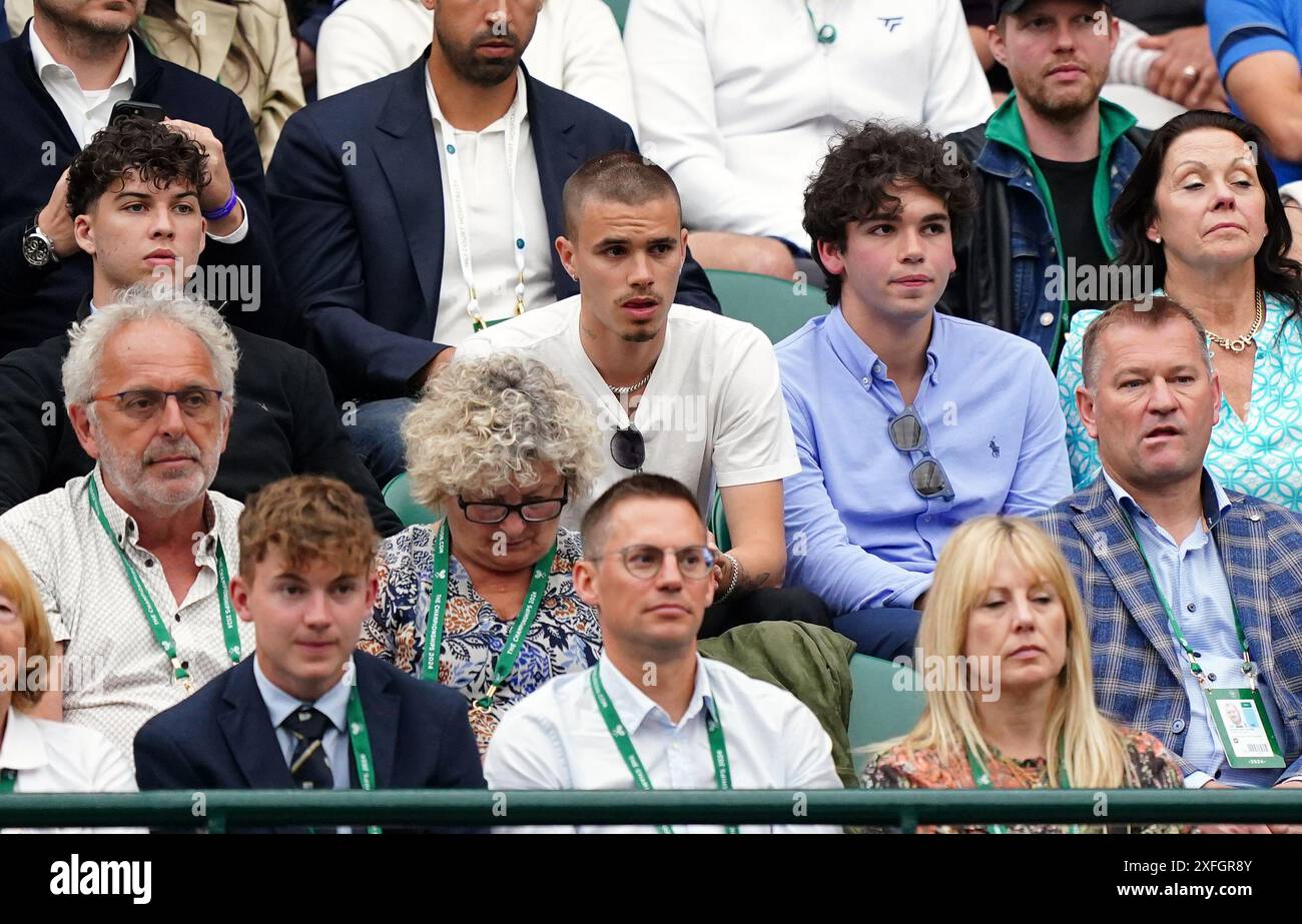 Romeo Beckham beobachtet Emma Raducanu gegen Elise Mertens am dritten ...