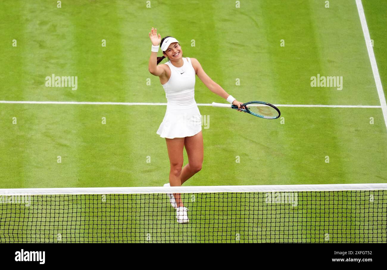 Emma Raducanu feiert den Sieg über Elise Mertens am dritten Tag der ...