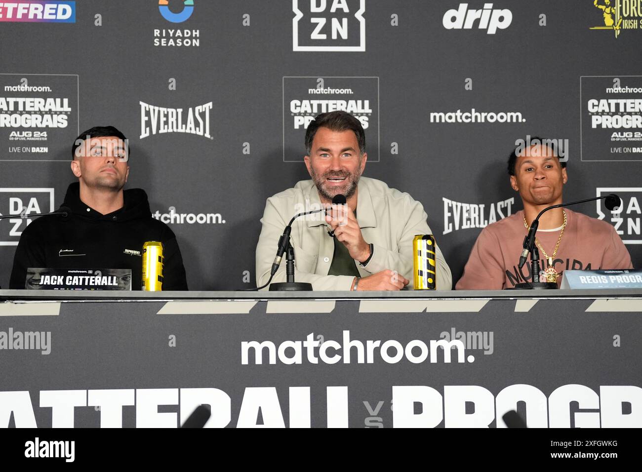 Boxing Promotor Eddie Hearn (Mitte) mit Jack Catterall (links) und ...