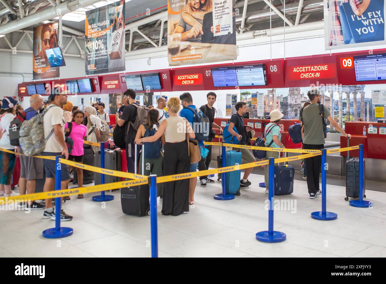 Rom, Italien - 30. Juni 2024: Passagiere, die an den Check-in-Schaltern ...