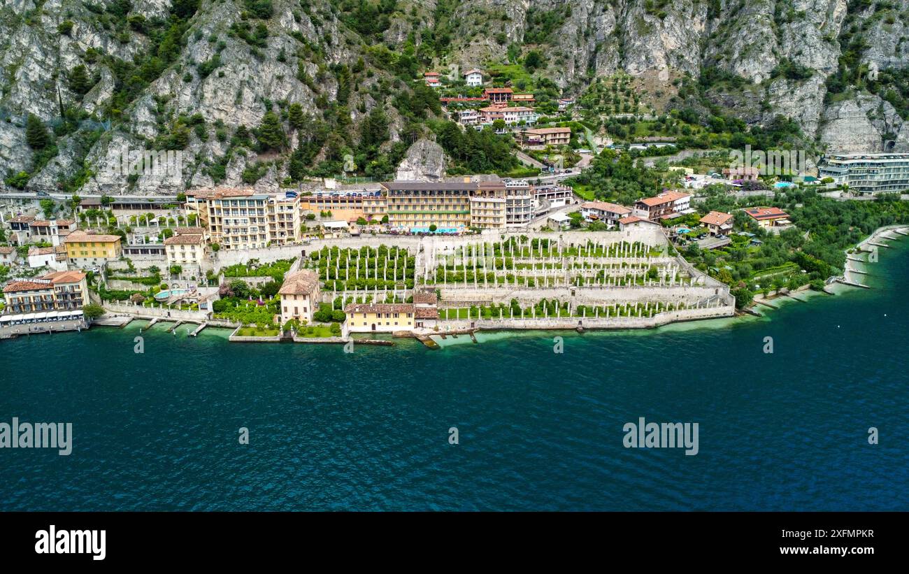 Limone sul Garda, Gardasee, Italien - 26. Juni 2024: Luftaufnahme der ...