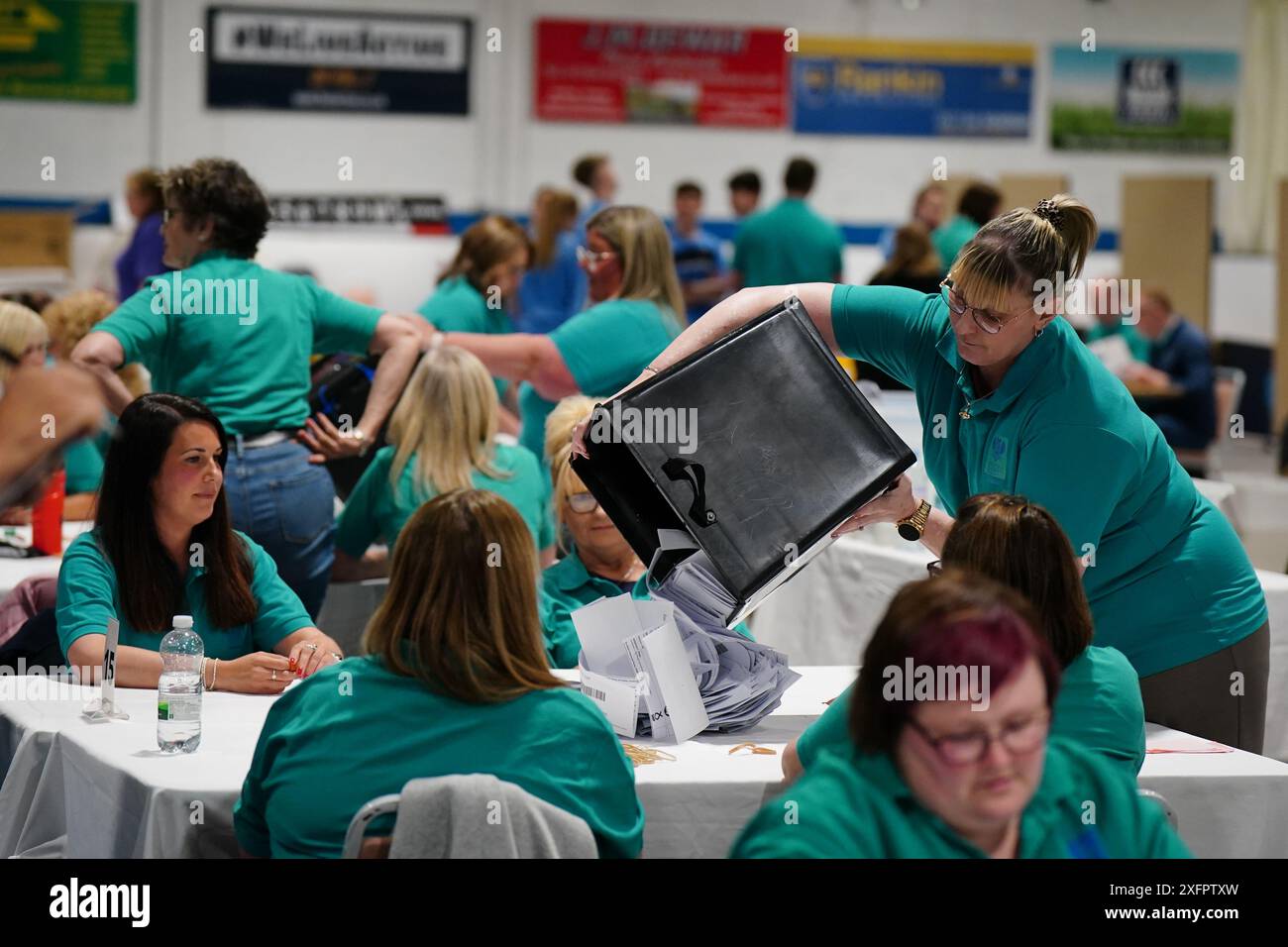 Die Wahlurnen werden in der Ice Hall im Dewars Centre, Perth, während ...