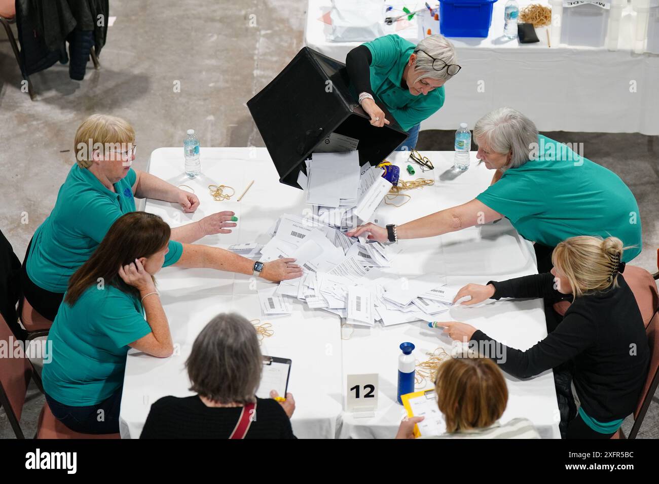 Die Wahlurnen werden in der Ice Hall im Dewars Centre, Perth, während ...