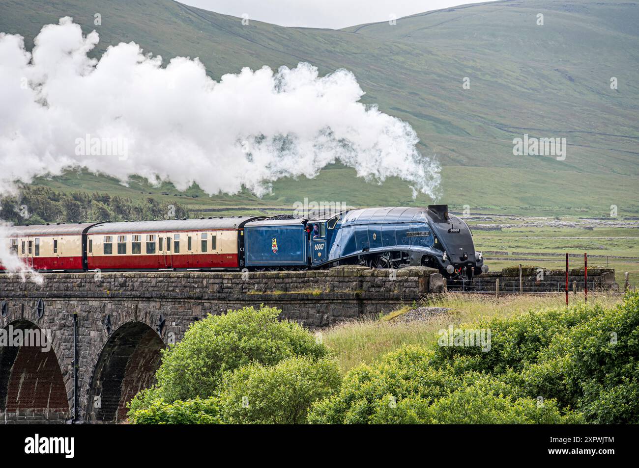 Das Bild zeigt den BR, LNER A4 Pacific Class, 4-6-2, 60007, Sir Nigel Gresley Dampfzug, der das ...